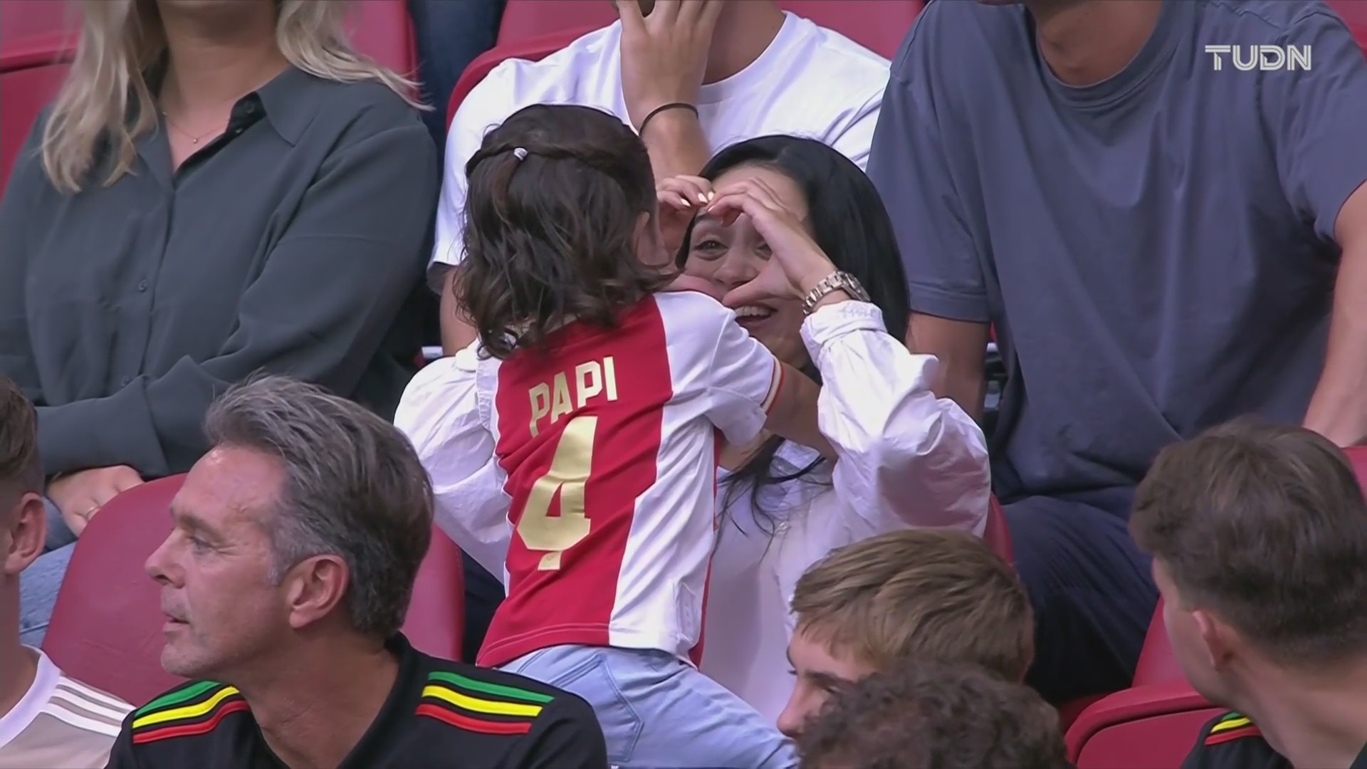 ¡Dedicatoria especial! La hija de Edson Álvarez se aprende el festejo ...