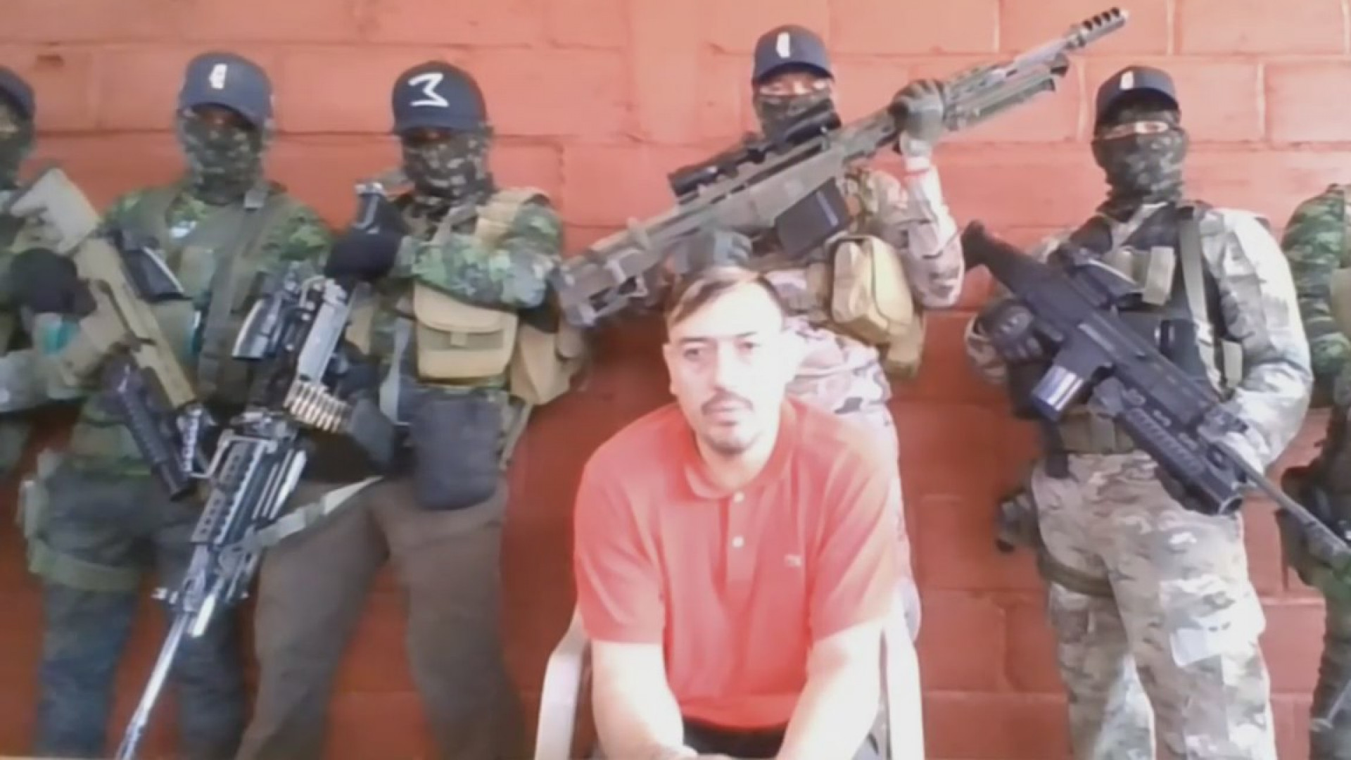 Esposado y rodeado de sus captores, El Cholo confiesa en un video la ...