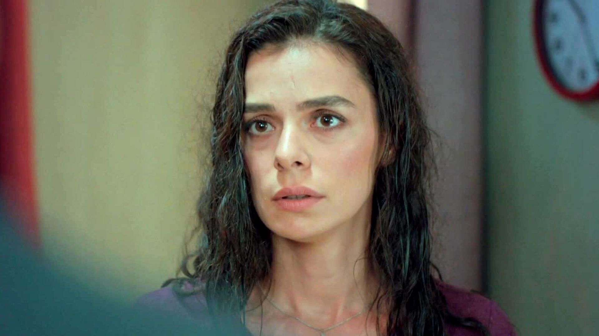 Bahar recibió una escalofriante amenaza para ella y sus hijos | Novelas Mujer | Univision