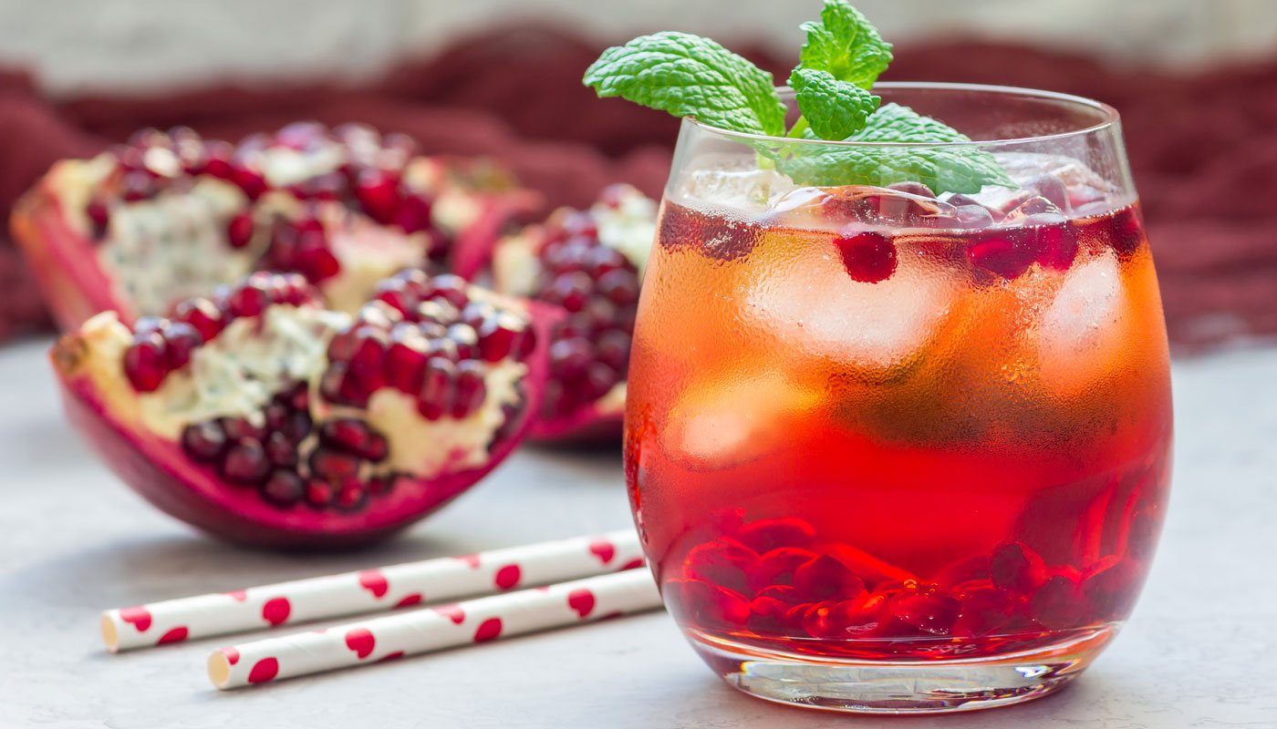 Caipirinha de romã: receita fácil do drink leva sementes e suco da ...