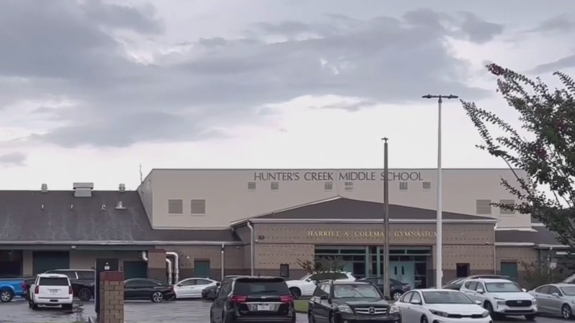 Reporte de posible presencia de un arma en la escuela Hunter’s Creek ...