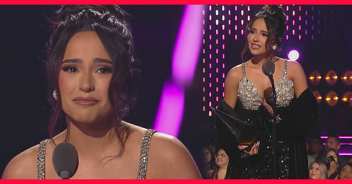 Becky G llorá al recibir premio por 'Ya acabó' y se dice mexicana orgullosa | Shows Bandamax ...