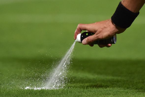 Suspenden uso de spray en la Bundesliga por ser un peligro para la ...