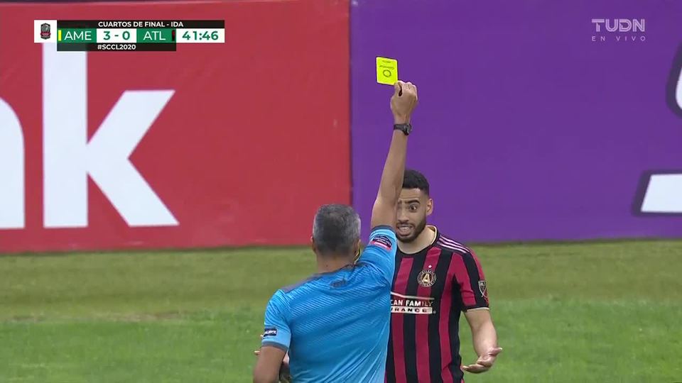 Tarjeta amarilla. El árbitro amonesta a Jake Mulraney de Atlanta United ...