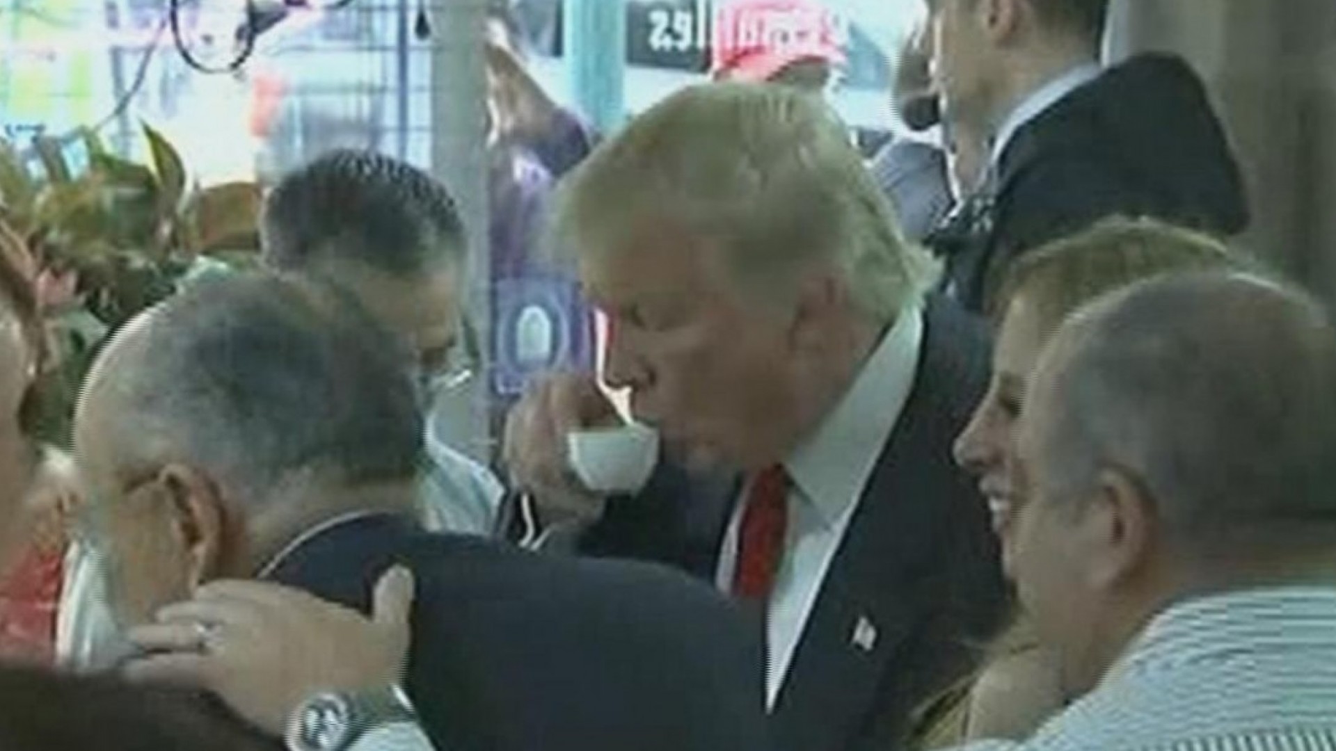 Trump visita el famoso restaurante Versailles en Miami | Noticias ...