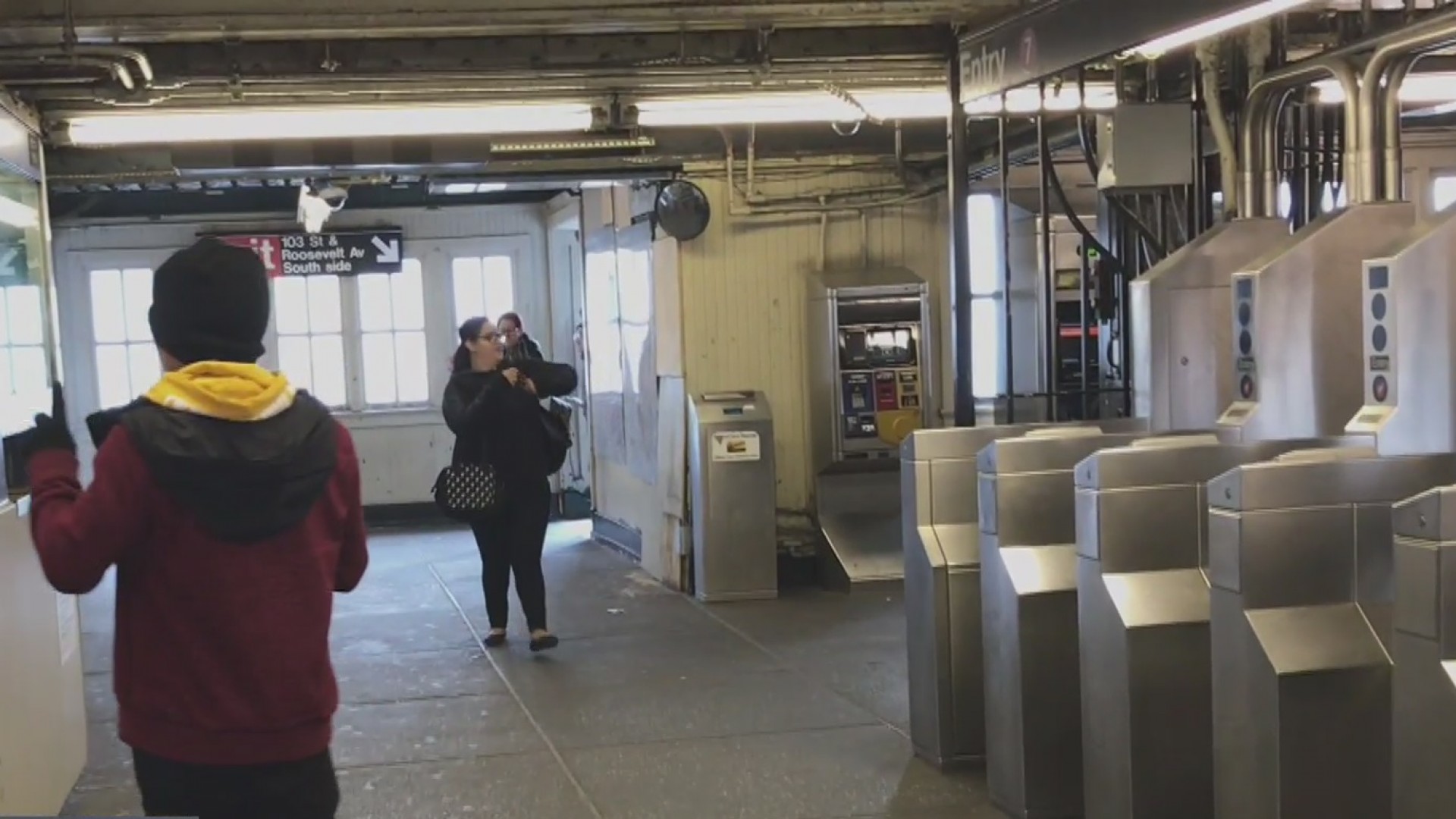 Usuarios piden más seguridad y atención a las estaciones del tren 7 en ...