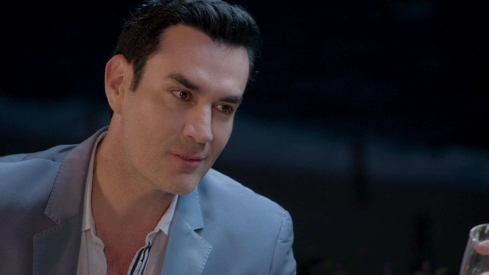 Este viernes: Ricardo y Sofía, ¿de la amistad al amor? | Shows Por amar sin ley | Las Estrellas