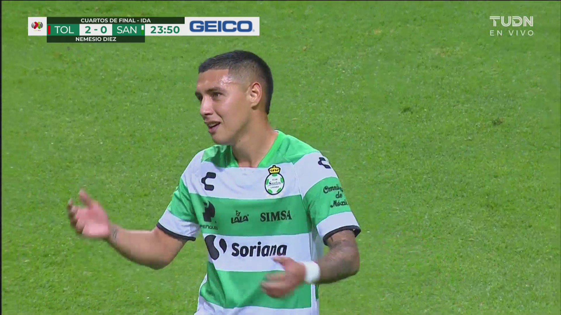 ¡Quería colocarla! Bombazo de Leo Suárez que pasa rozando el metal ...