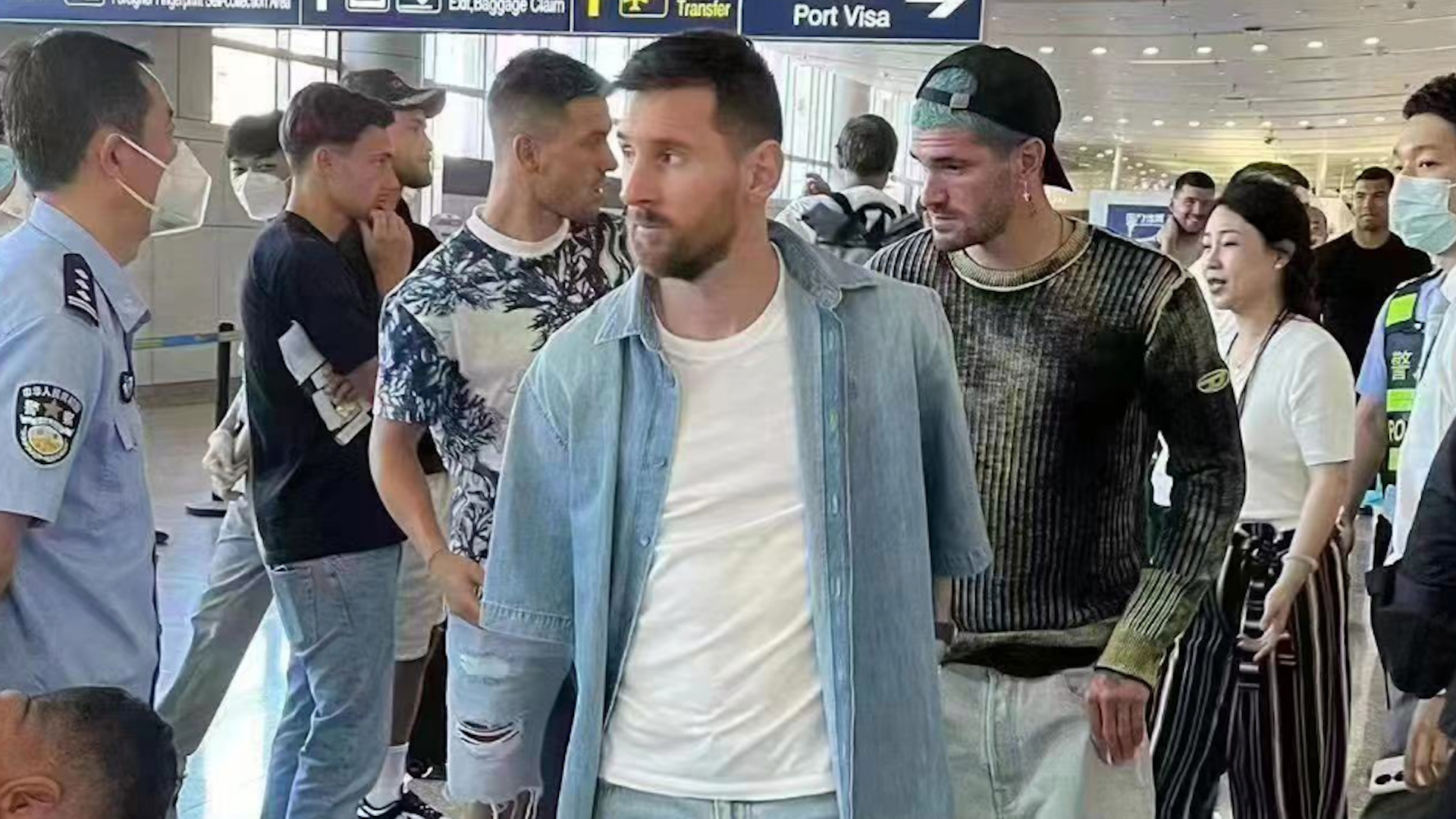 ¡Lo idolatran! Cientos de fans chinos reciben a Messi en Pekín | TUDN Fútbol | TUDN