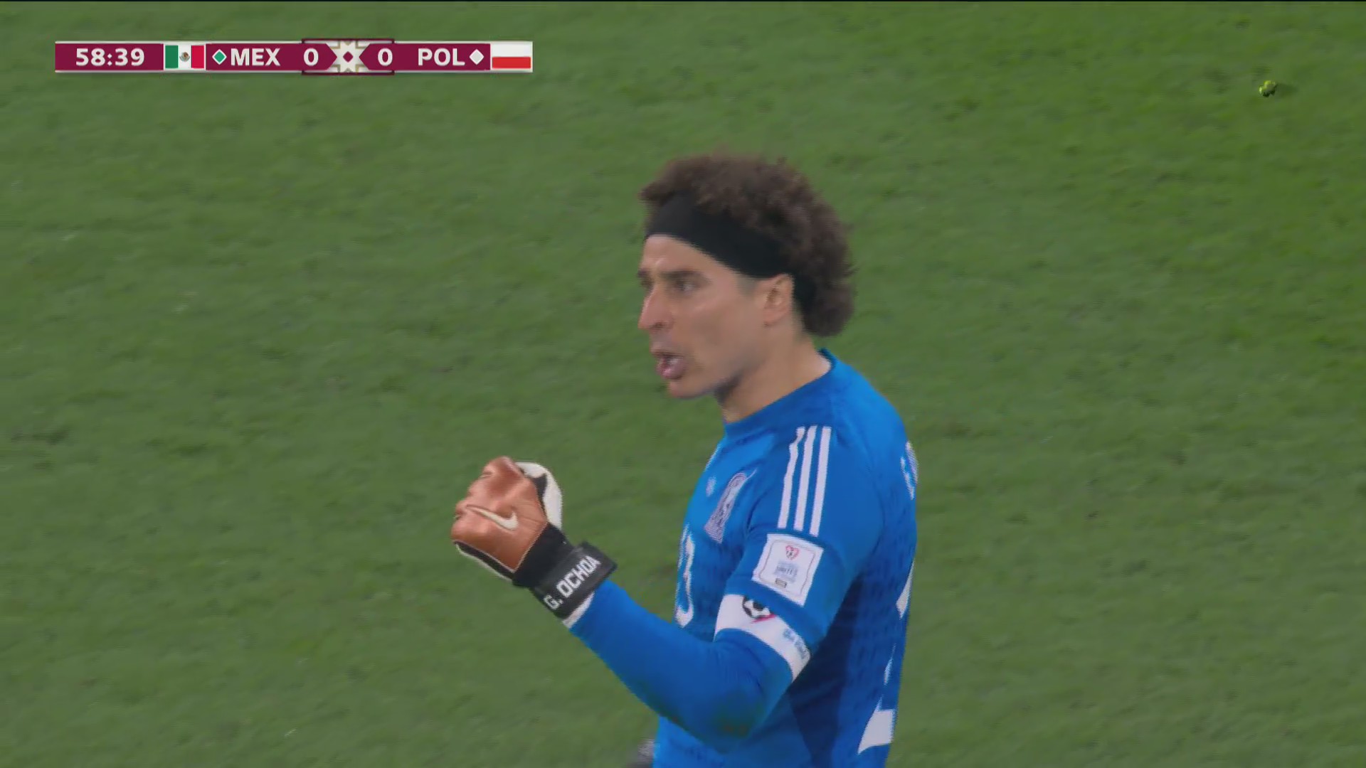 ¡Es un héroe! Ochoa se hace grande y tapa penal a Lewandowski | TUDN ...