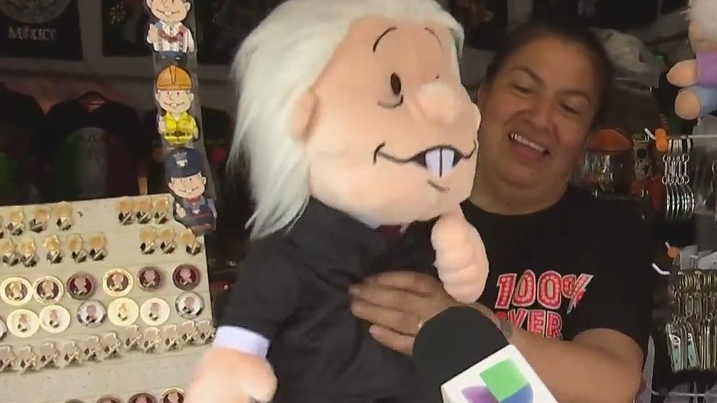 Así es el peluche parlanchín del presidente AMLO que se consigue afuera ...