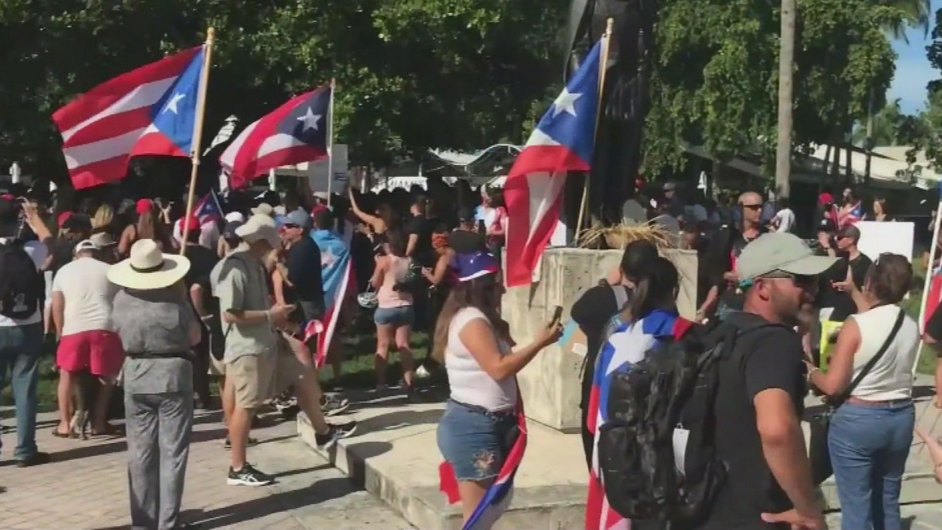 Con música y banderas, puertorriqueños protestan en Miami y siguen ...