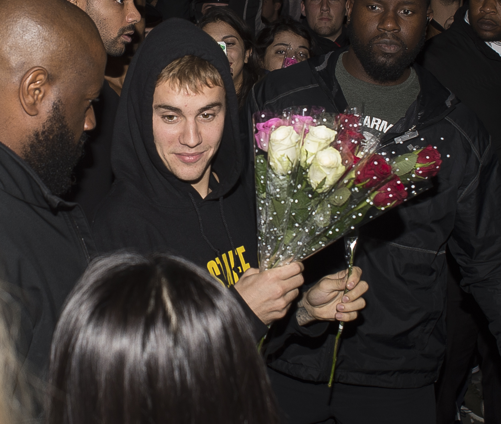 Justin Bieber reparte flores a sus fans | Realities La Banda | Univision