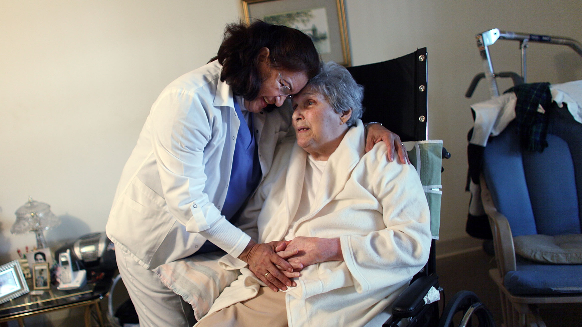 Familiar que cuide a un adulto mayor o con discapacidad en Los Ángeles ...