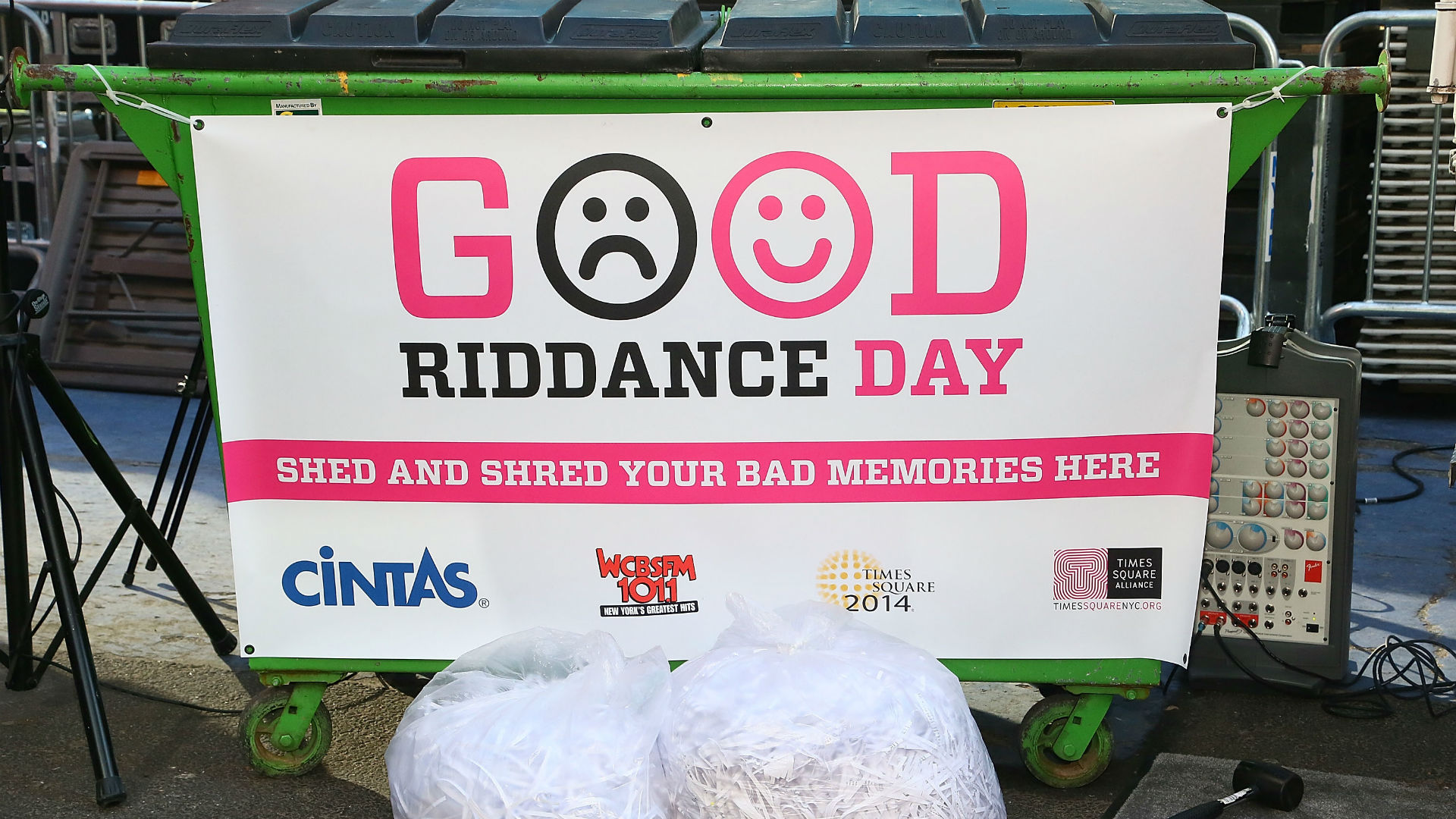 Cientos de personas le dicen adiós a las malas experiencia del año en ...