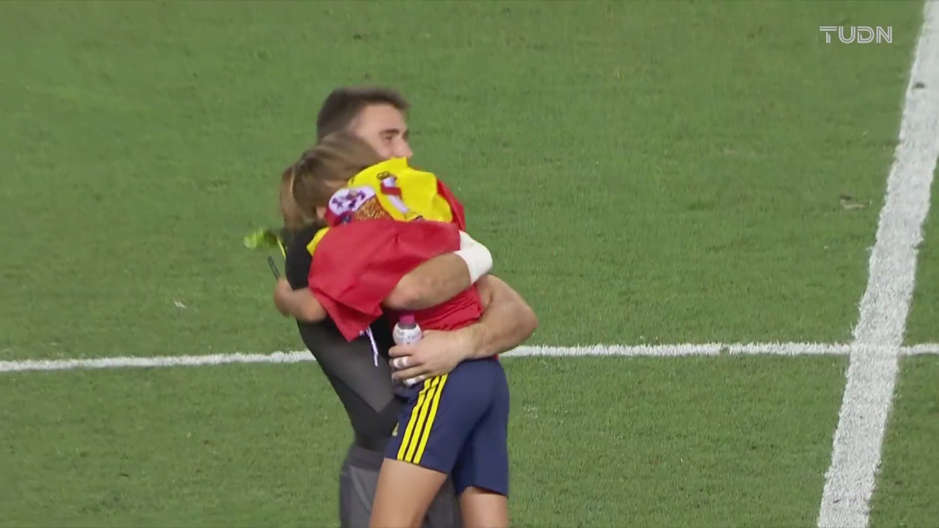 ¡Jugadores lo defienden! Pequeño espontáneo logra la firma de Unai ...