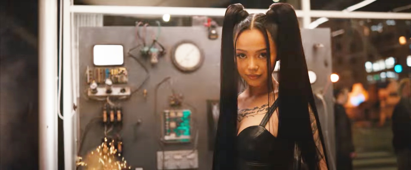 Bella Poarch estrenó el videoclip de su canción 'Build a B*tch' con Mia ...