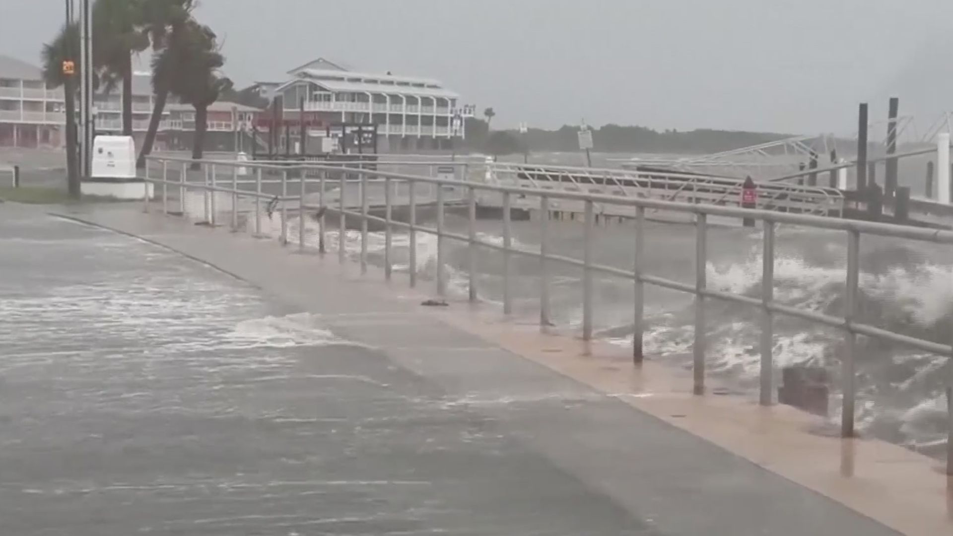 Huracán Debby toca tierra en Florida y las marejadas ciclónicas podrían ...