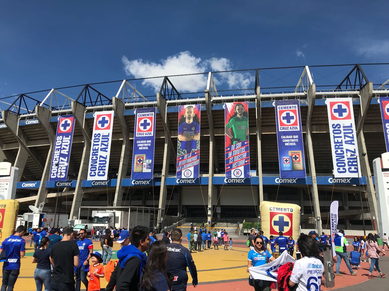 En fotos: La llegada de Cruz Azul y sus fanáticos al Estadio Azteca ...