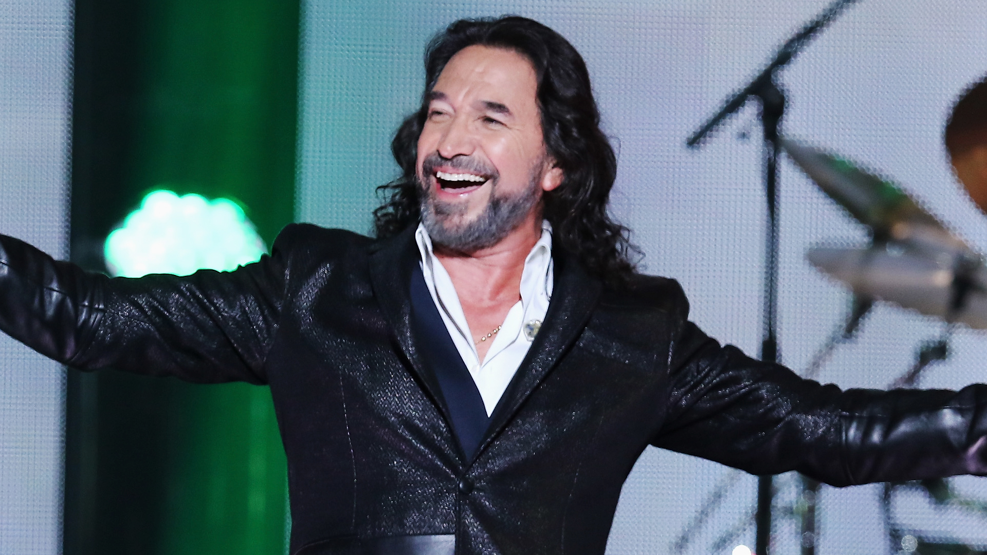 El Buki celebró 40 años de carrera y lo hizo con sus tres hijas ...