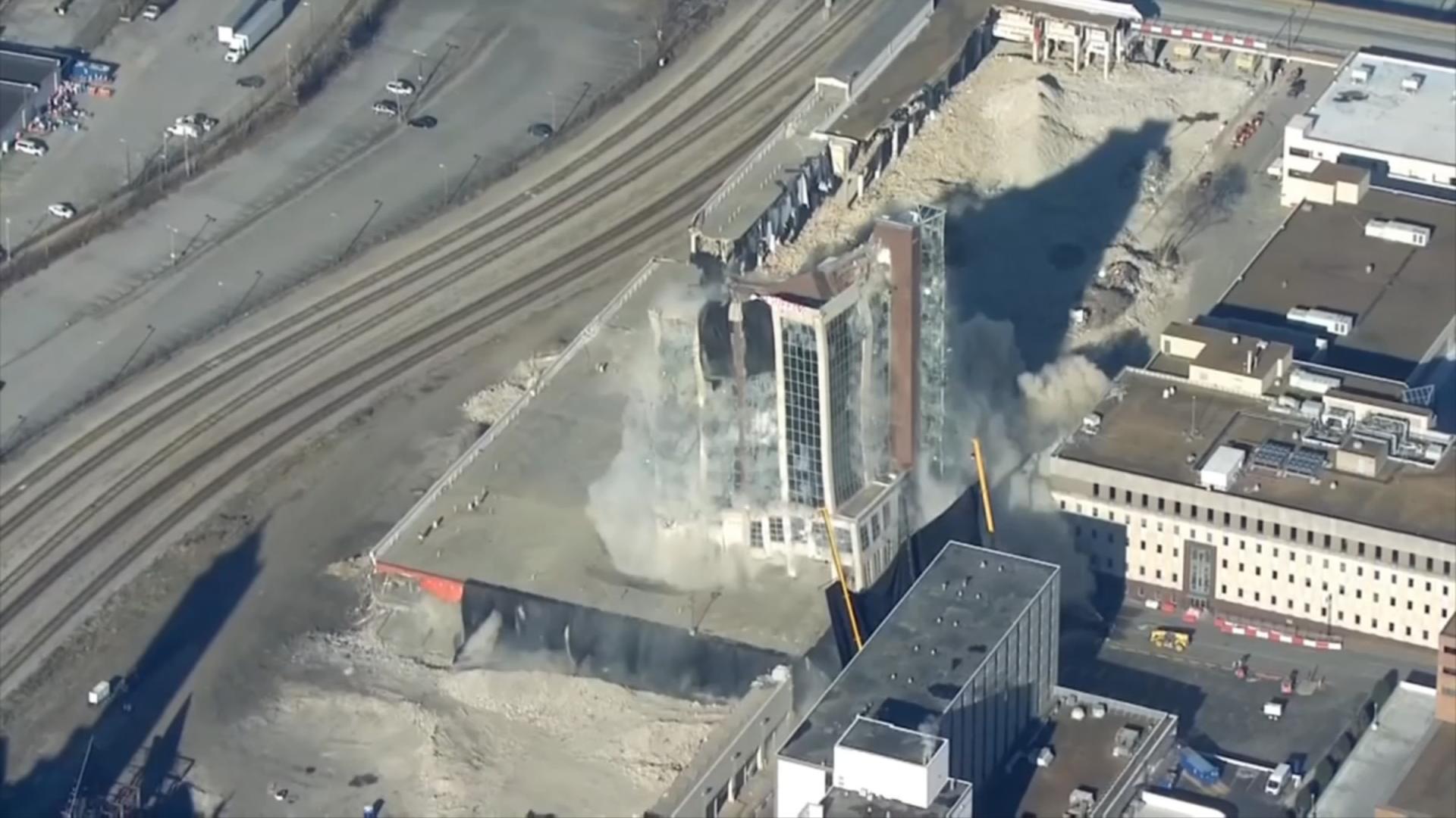 En video: La impresionante demolición del edificio ‘LifeWay’ en el ...