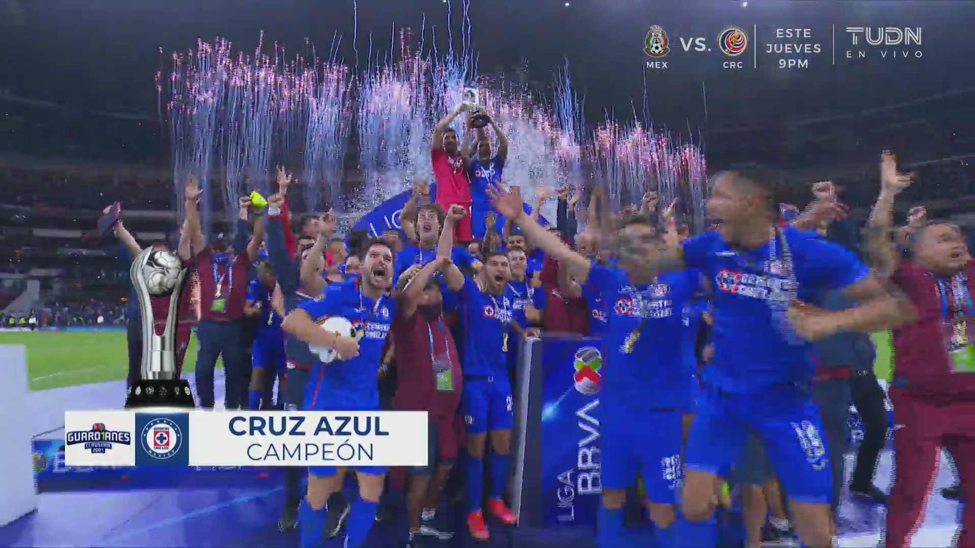 ¡Levantan el trofeo! Cruz Azul celebra el campeonato del Guard1anes ...