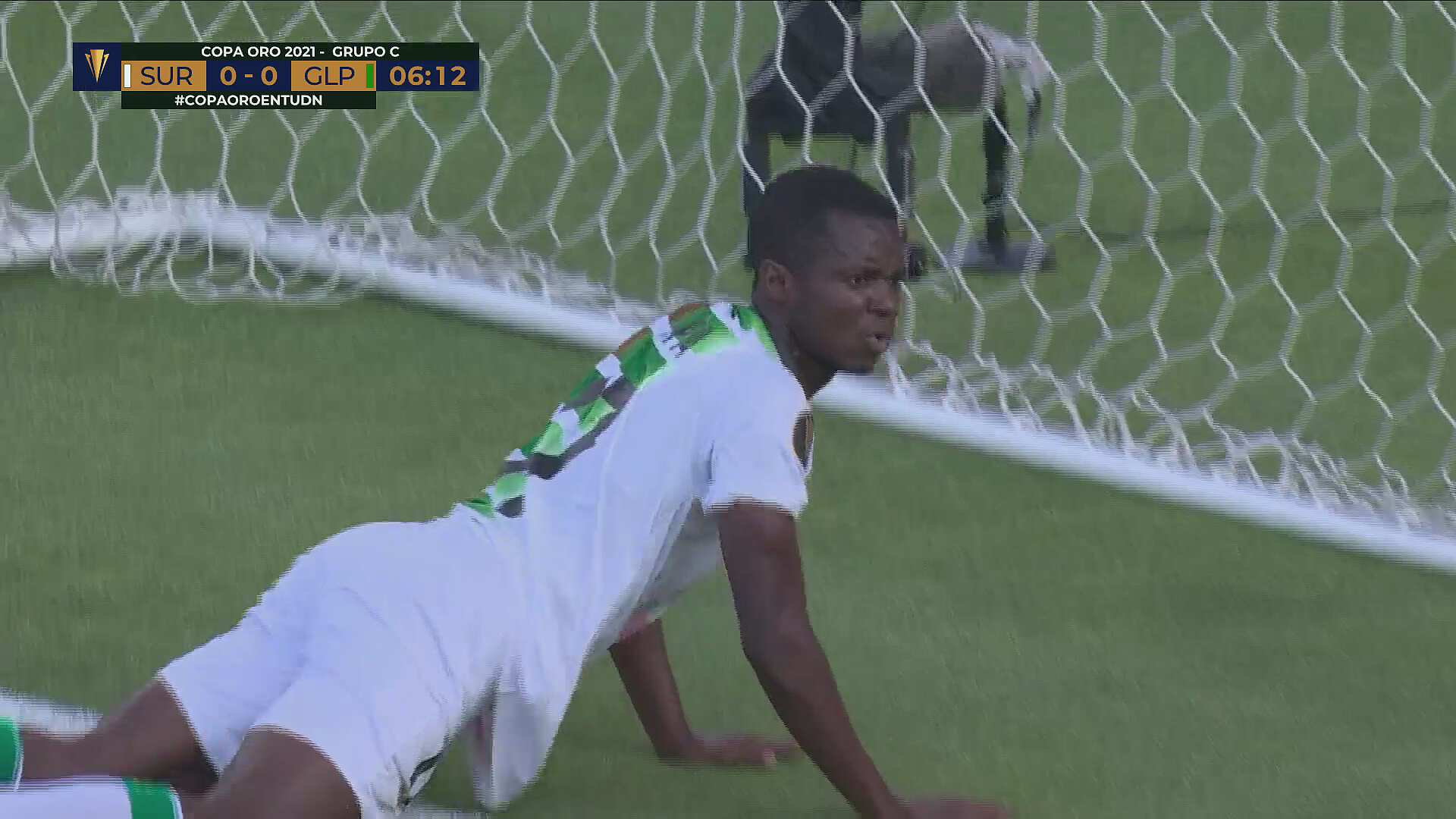 ¡El ‘oso’ de la Copa Oro! Dimitrie Apai falla en el área chica ...