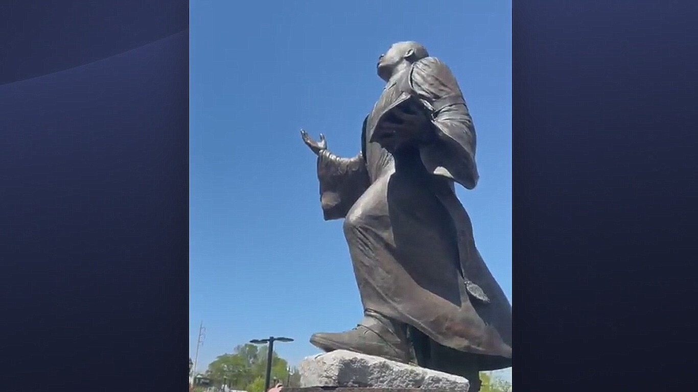 Inauguran una nueva estatua de Martin Luther King Jr. en Atlanta ...