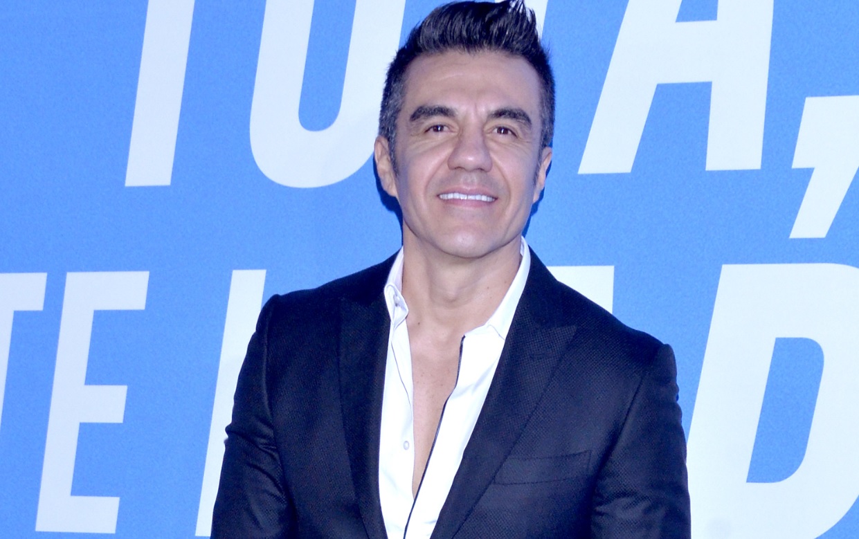 Adrián Uribe arranca gira de comedia de la mano de su mánager, Nadir ...