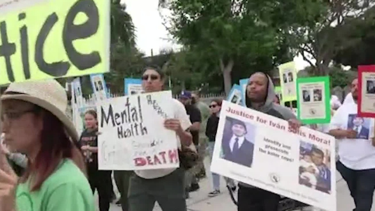 Familia de Iván Solís marcha pidiendo que identifiquen a los policías ...