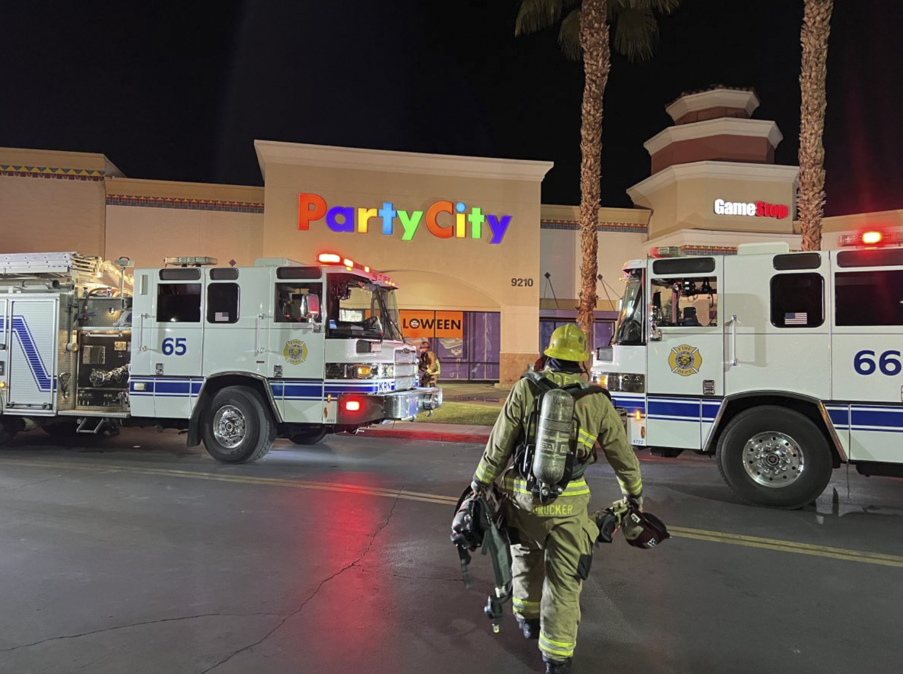 Señalan a clientes de provocar incendio en Party City | Video ...