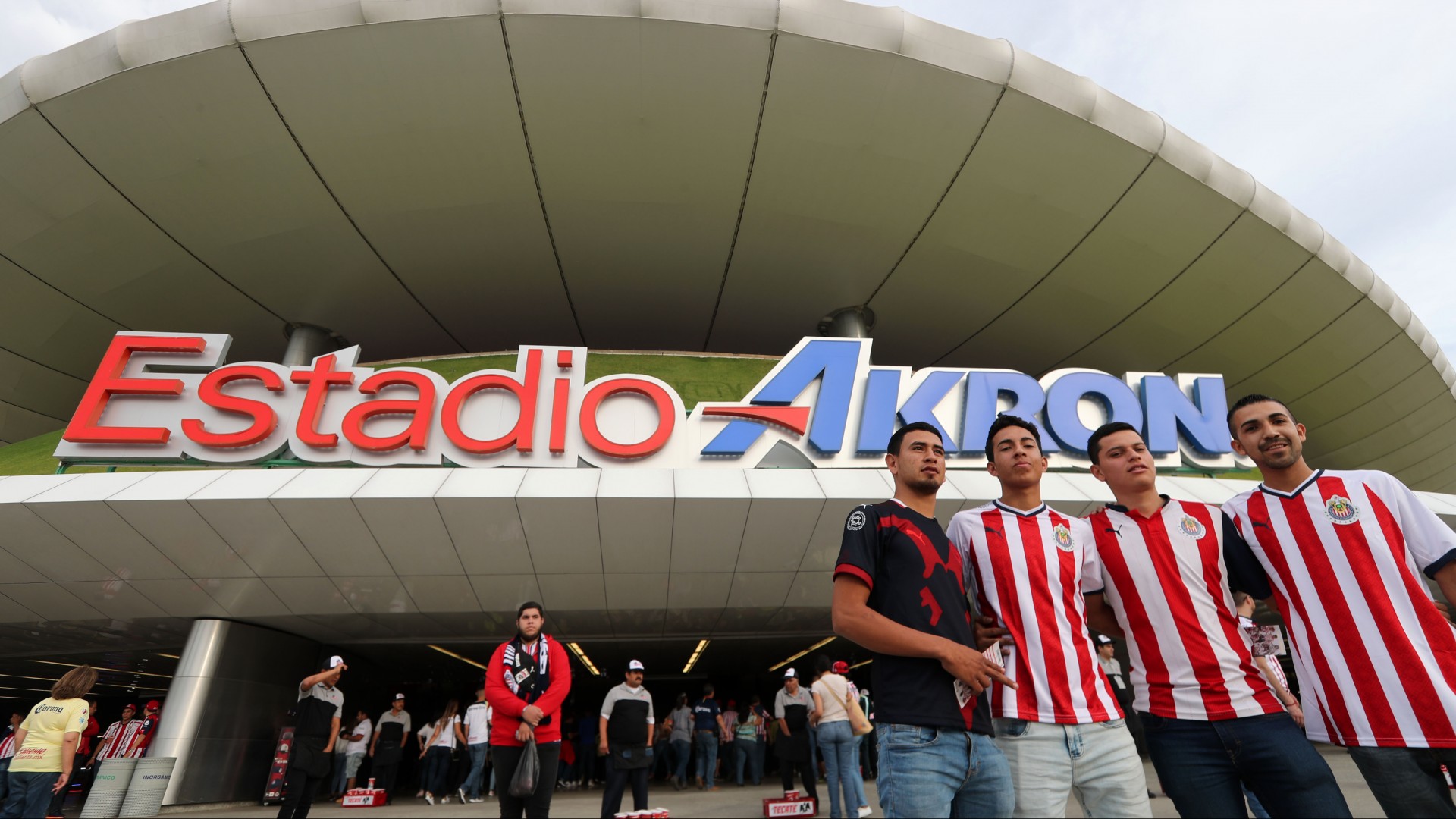 El color del Clásico Nacional en el Akron: Chivas armó la fiesta y ...