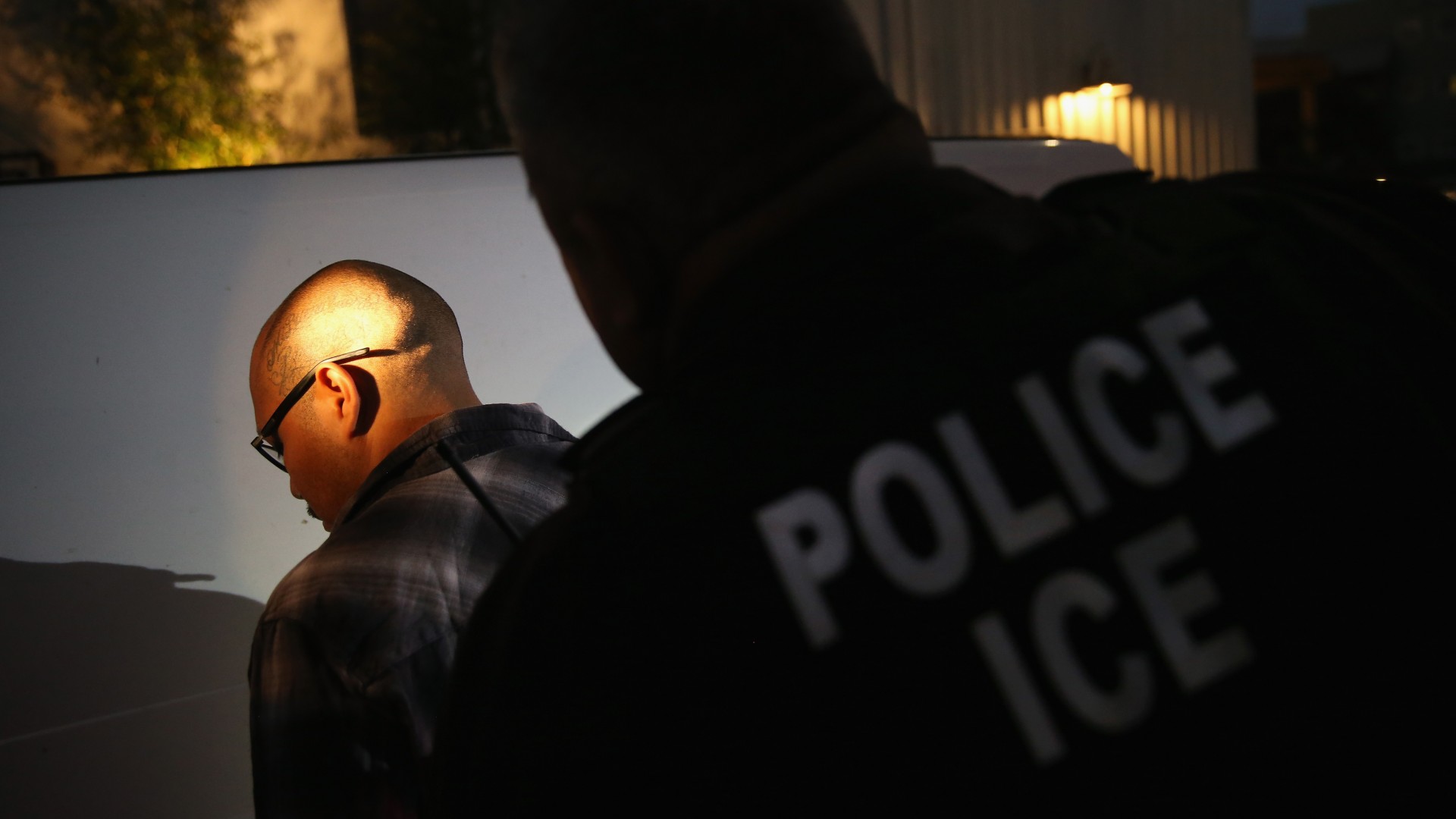 ¿Quiénes están en la mira de ICE y qué hacer durante una redada ...