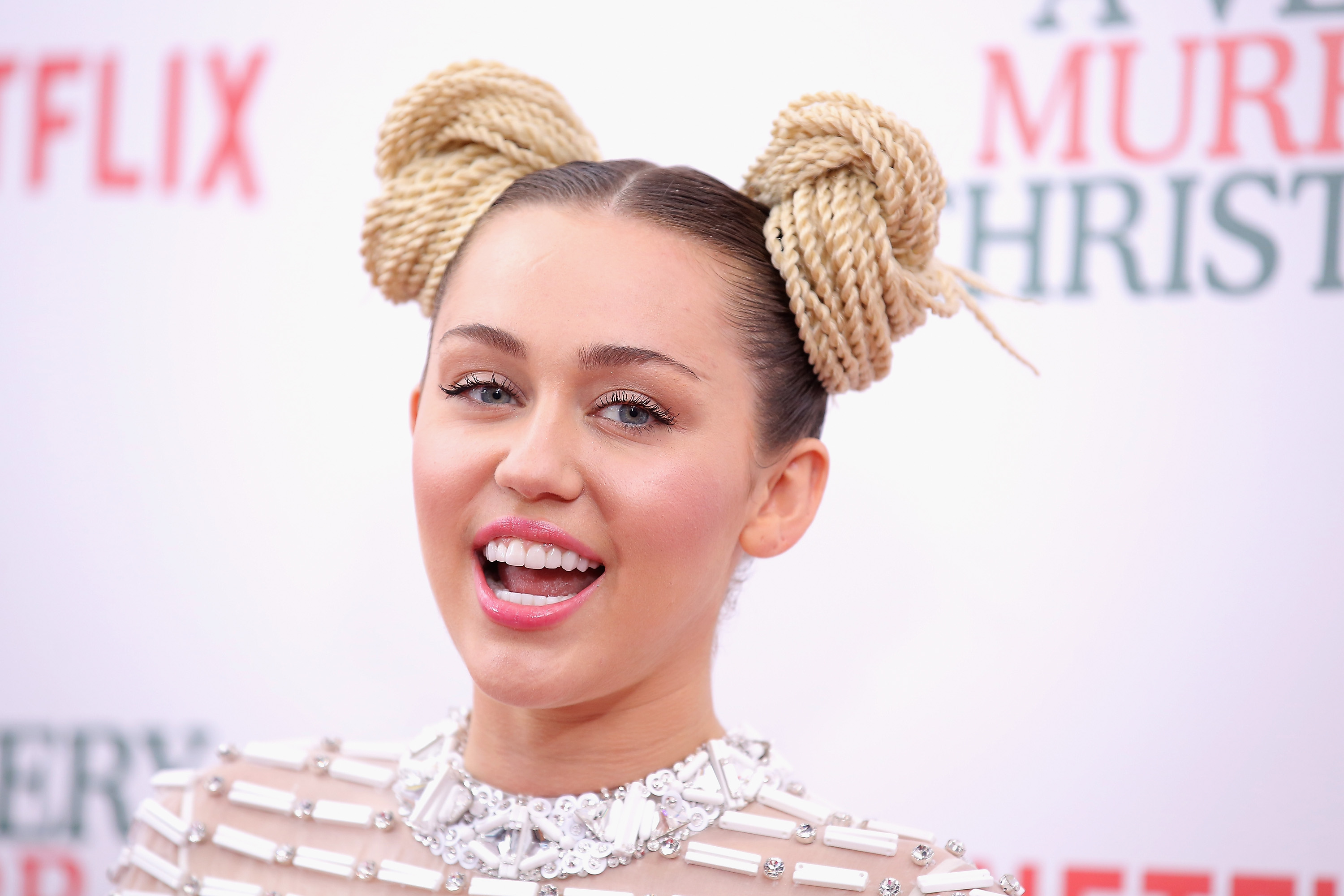 Miley Cyrus se hace un nuevo tatuaje en honor a Liam Hemsworth ...
