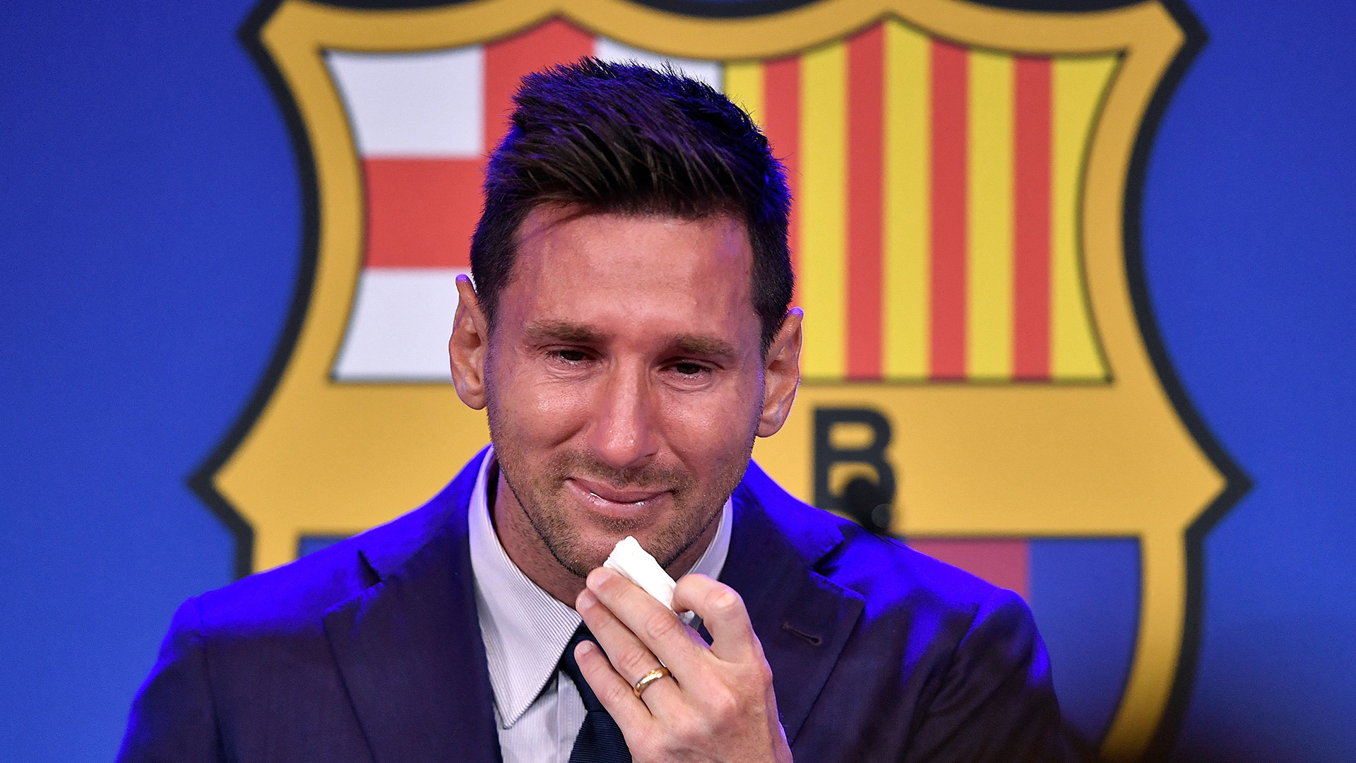 Messi llora en su adiós del Barcelona con ovación de pie | Deportes ...