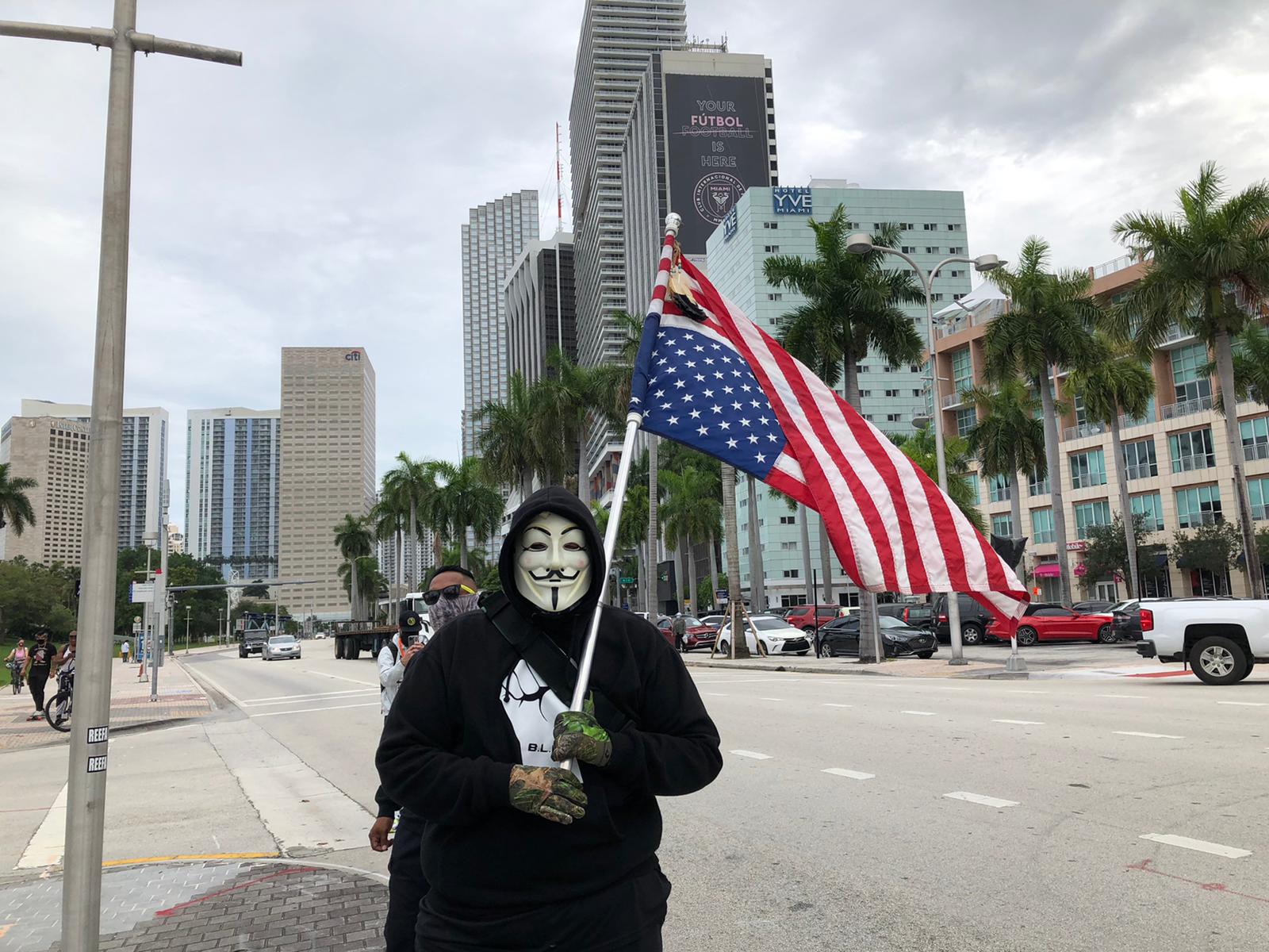 Manifestantes se congregan en el Downtown de Miami para protestar ...