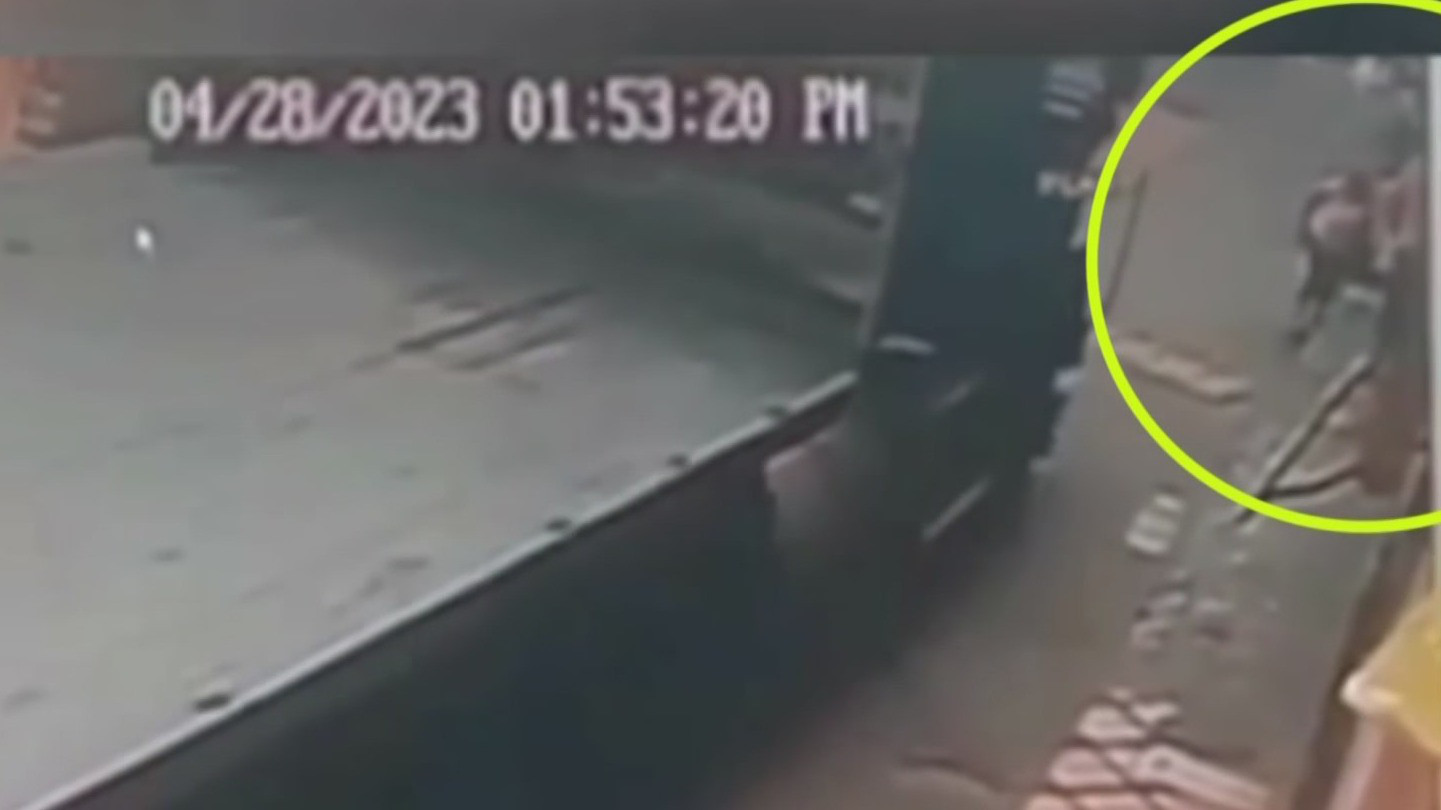 Mujer se salva de ser aplastada por un camión tras caer en una carretera de Colombia | Shows ...