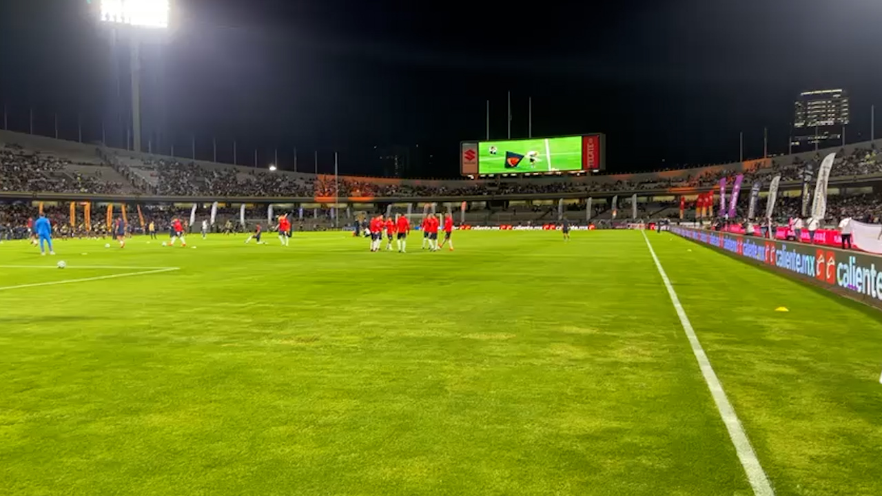 Tremenda guerra de porras previo al Pumas vs. Chivas | TUDN Liga MX | TUDN