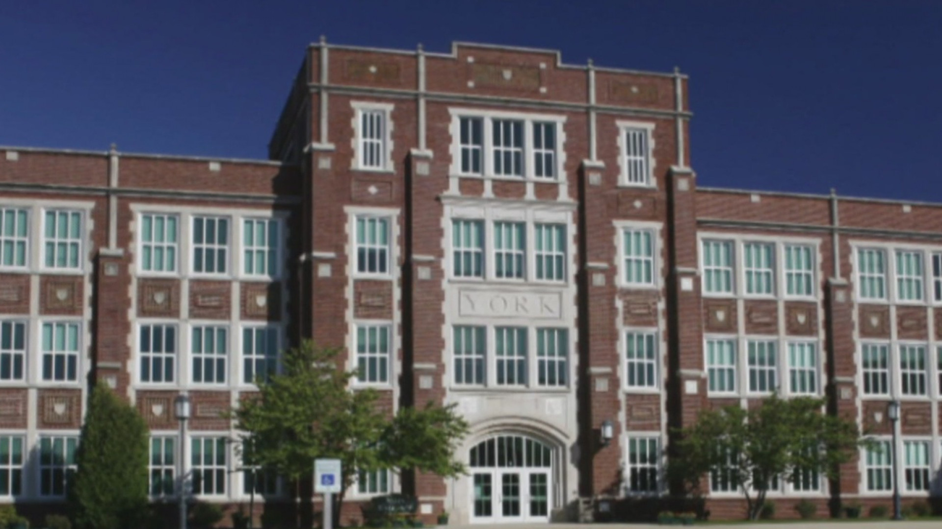 Encuentran dos sogas colgadas en una preparatoria de Elmhurst ...