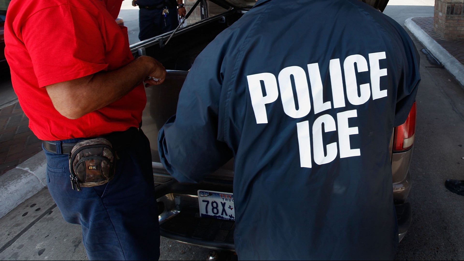 ¿Qué pasa si eres indocumentado y te encuentras en medio de una redada? | Shows Al Punto | Univision