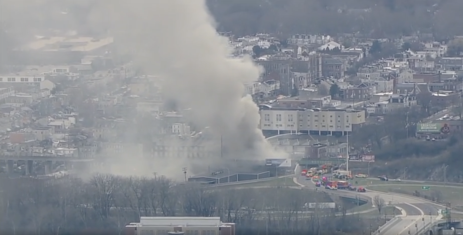 Bomberos trabajan incendio en la fábrica de chocolate RM Palmer Company ...