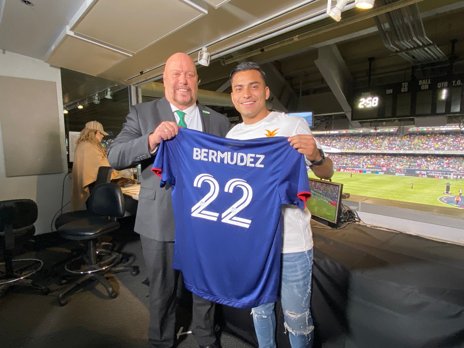 Jairo Torres le regala al ‘Perro’ Bermúdez camiseta del Chicago Fire ...