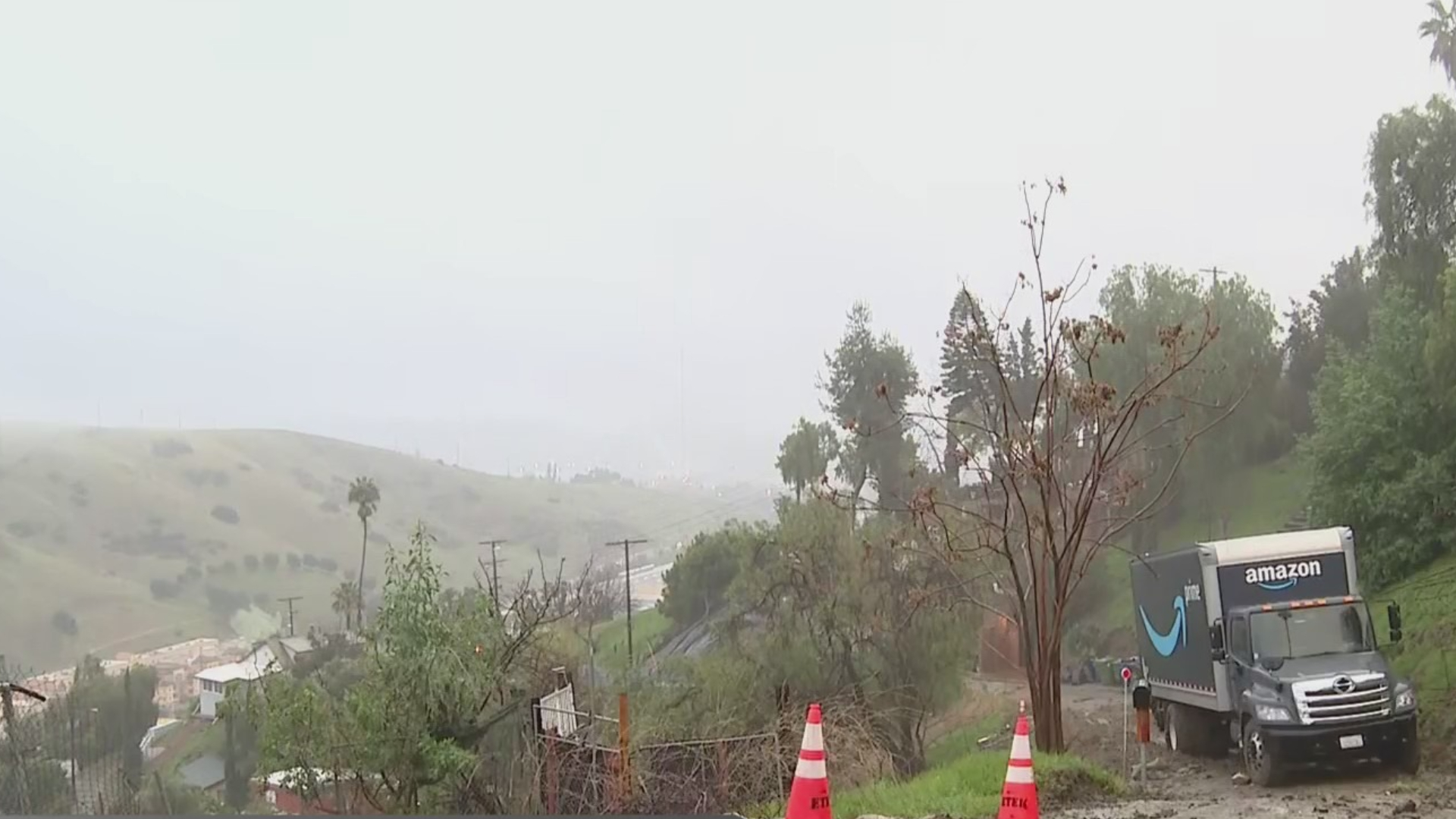 Varias viviendas en riesgo por un camión de Amazon atascado en lodo en ...
