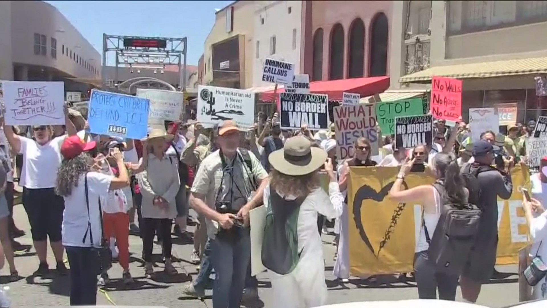 Residentes y activistas de Tucson salieron a las calles para protestar ...
