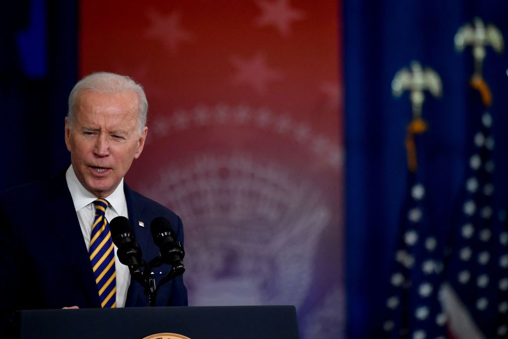 Biden firma una orden ejecutiva para regular criptomonedas, NFT y demás ...