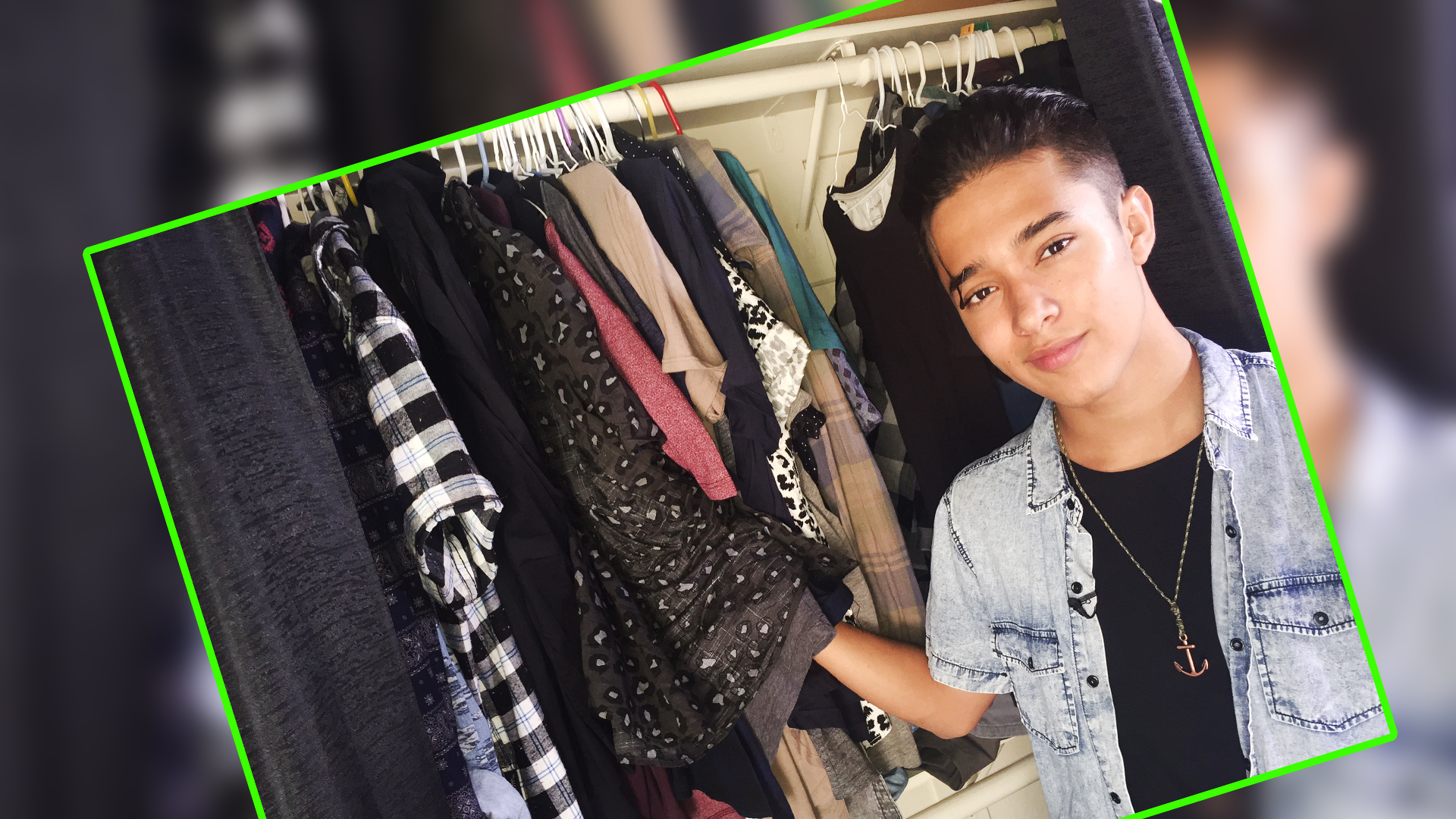 Joel está muy preocupado por su estilo. Look inside his closet ...