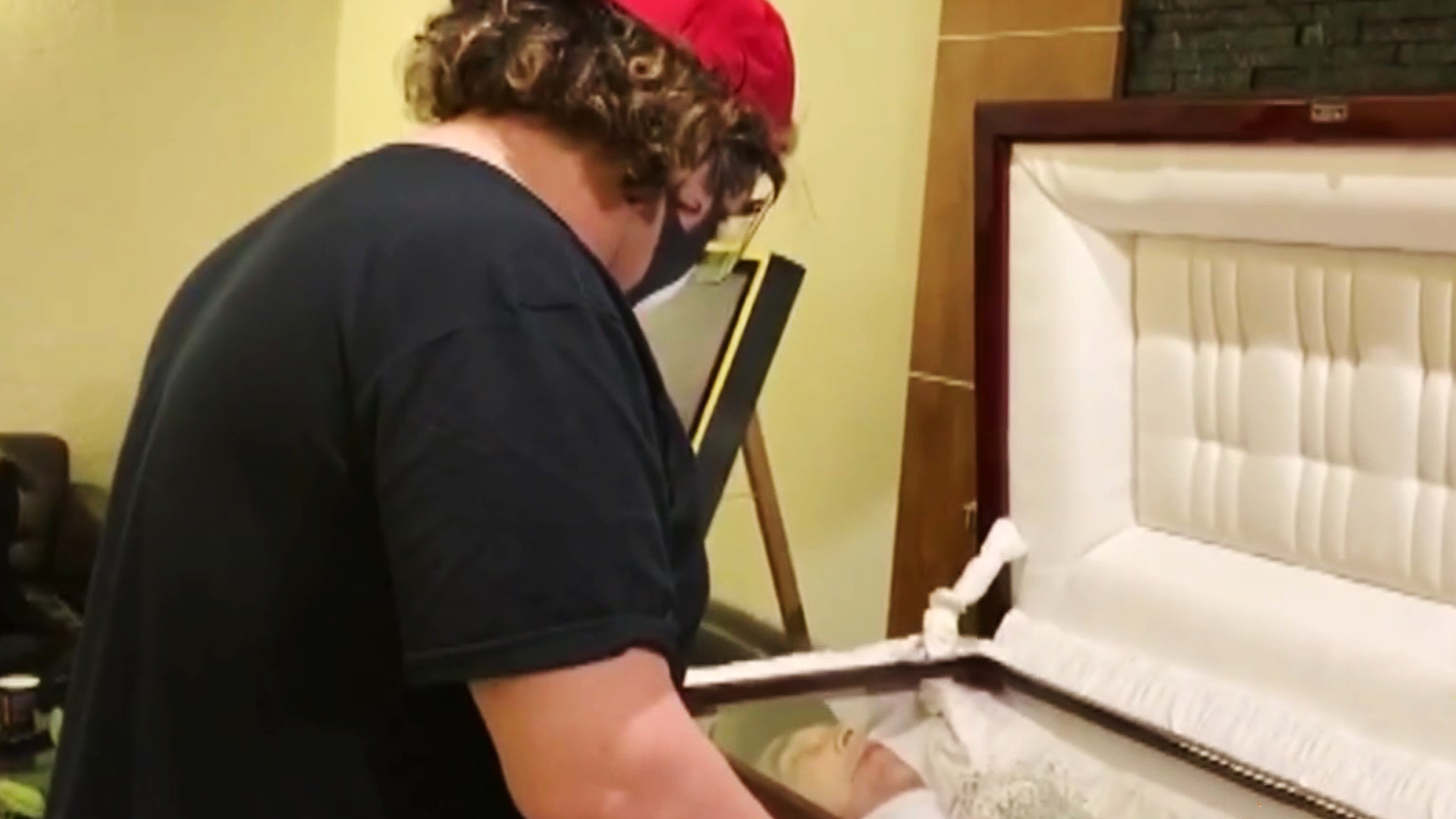 Imágenes del hijo de Cepillín despidiendo a su padre en una funeraria ...