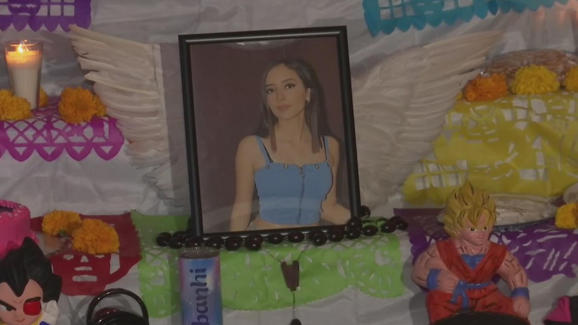 Recuerdan Debanhi Escobar altar Día de Muertos | Shows Primer Impacto ...