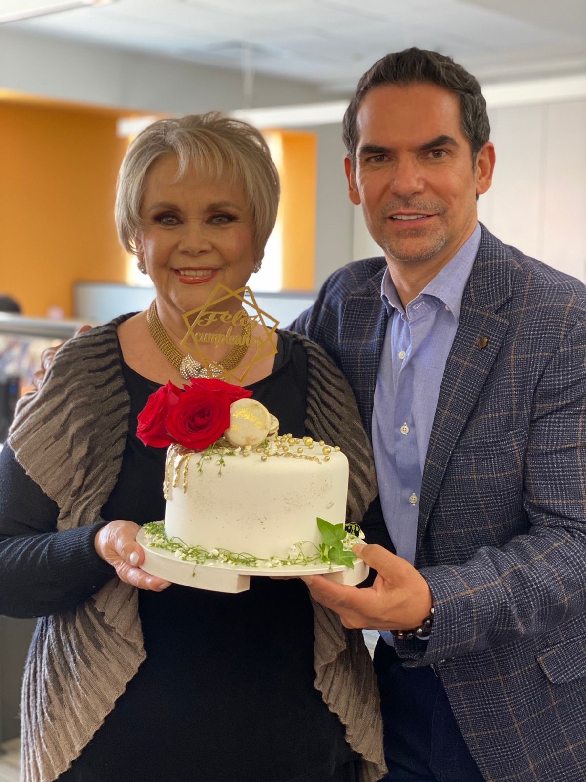 Con gran pastel, Norma Herrera festeja su cumpleaños al lado de su hijo ...