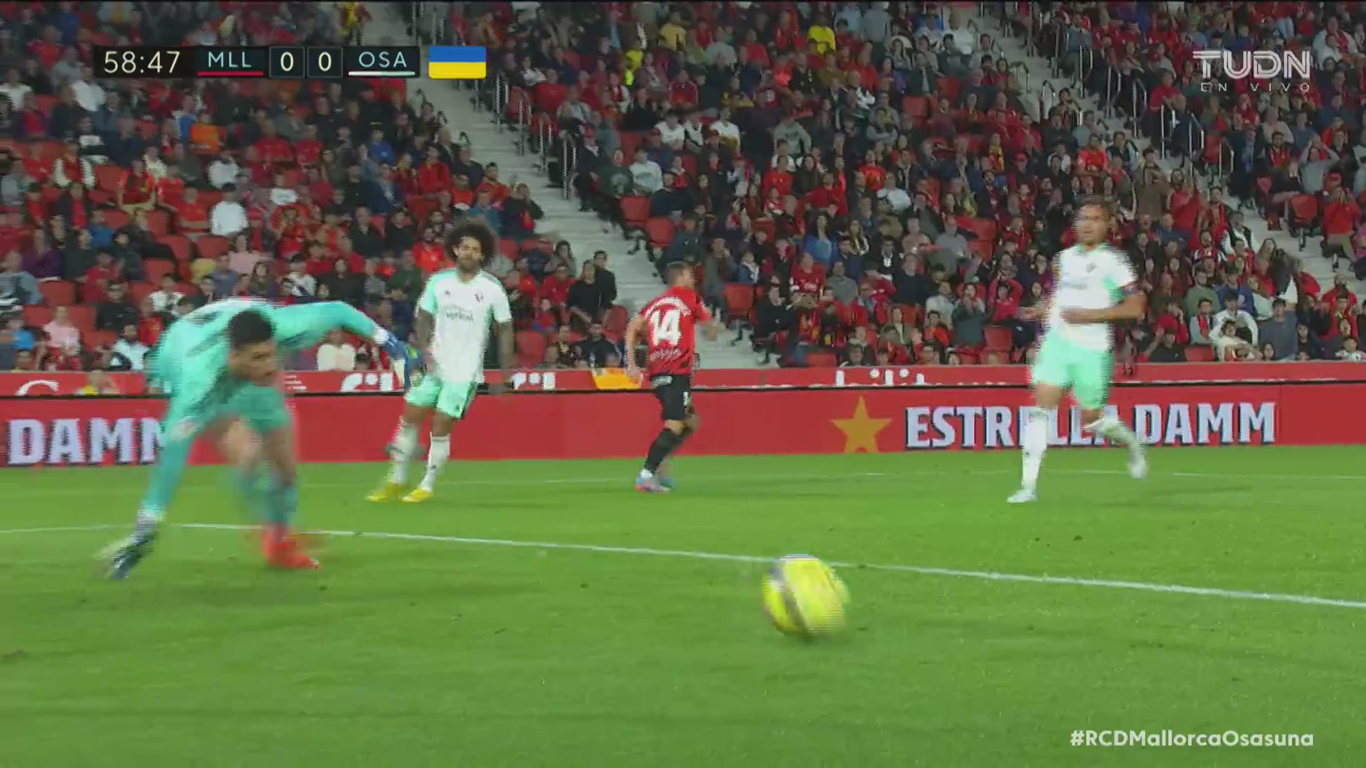 ¡Sin la puntería fina! Dani Rodríguez intenta y el balón sale muy ...